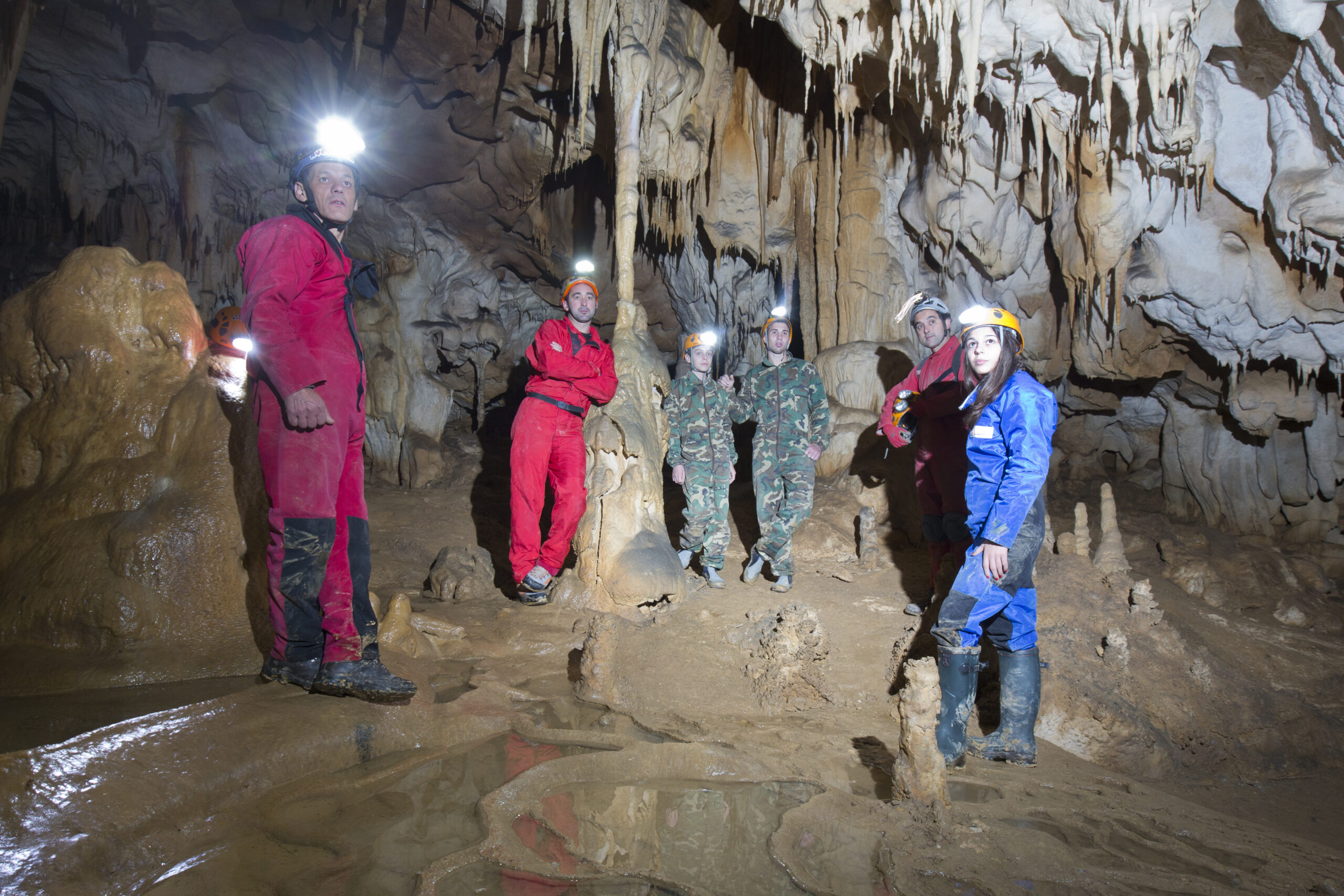 Espeleología en Ribadesella. Cueva de Pando. Ideal niños y colegios ...